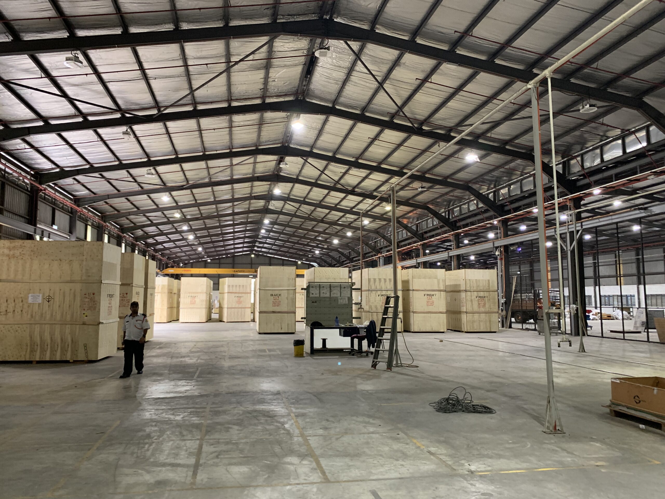 suit automation warehouse with 30m ceiling height and loading bay